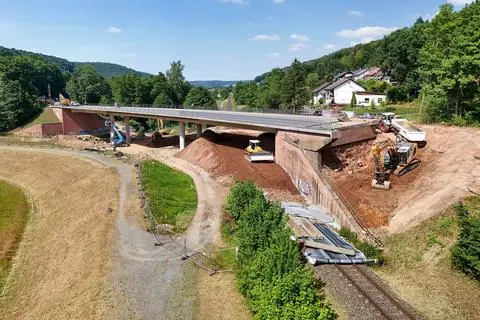 Sprengung der Zeller B45-Brücke bei Bad König: So werden die Gleise geschützt